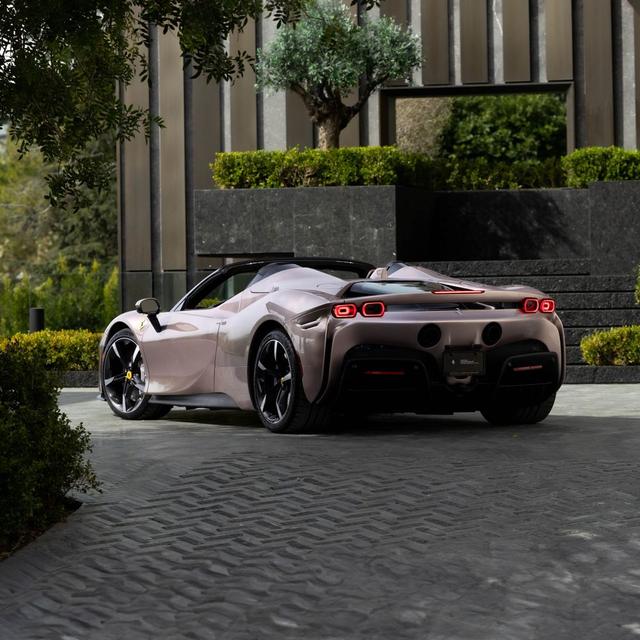 The Art of Color: Ferrari’s SF90 Spider in Bronzo Masaru